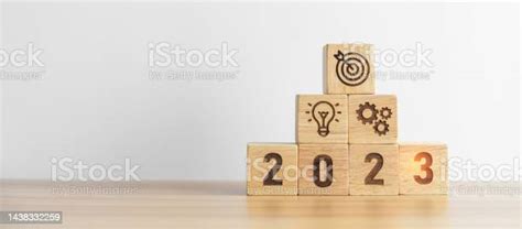 2023 사업 목표 계획이 있는 나무 블록 행동 전략 목표 사명 팀워크 아이디어 및 새해 시작 개념 검색 엔진에 대한 스톡 사진