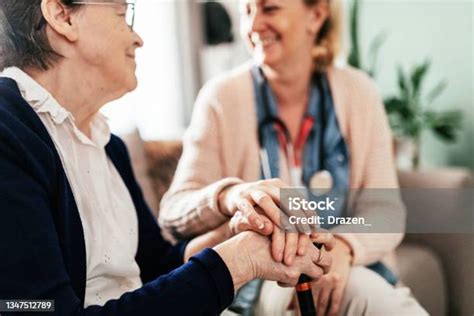 집에서 가정 간호 및 보조 생활 노인 여성 및 성숙한 간호사 2명에 대한 스톡 사진 및 기타 이미지 2명 50 59세 55 59세 Istock