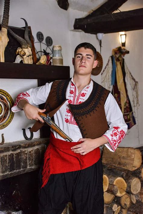 Профилирана гимназия с преподаване на западни езици Захарий Стоянов Сливен Българи