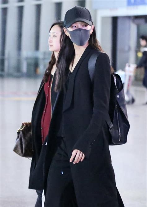 關曉彤現身機場，瘦成筷子了卻美出天際，小v臉大長腿！ 每日頭條
