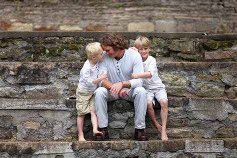 Engendrez Sitting Avec Ses Deux Jeunes Fils Dehors Photo Stock Image