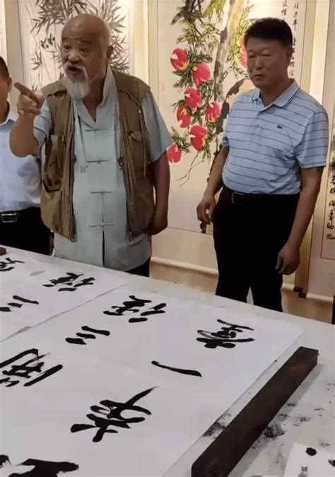 68岁李琦退休生活曝光！街头摆地摊卖烧烤，一串开价卖50元引争议视频名字个人