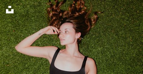 검은 수영복을 입은 여자가 풀밭에 누워 있다 사진 Unsplash의 무료 여자 이미지