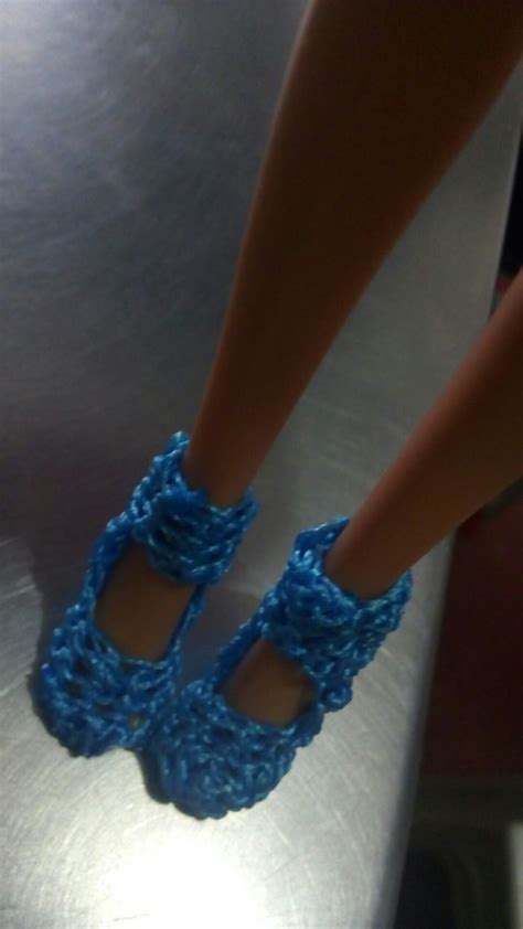 Pin em am r em Roupas para barbie Crochê Trilho mesa croche