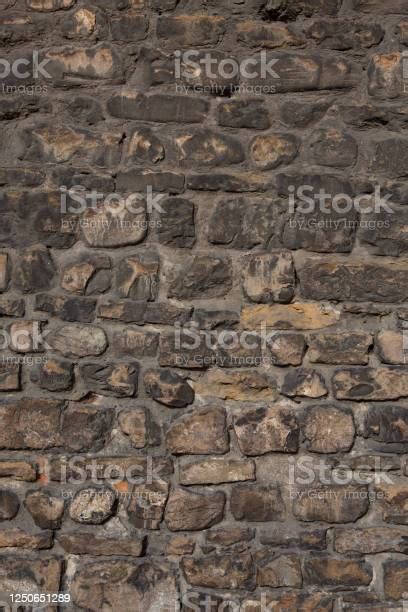 กําแพงหินอิฐโบราณ อายุเนื้อ Broun หรือพื้นหลัง รูปแบบแนวตั้ง ภาพระยะใกล้ แนวคิดกรันจ์ ภาพสต็อก