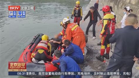 贵州 男子晨练跌落河中 消防市民合力救援北京时间