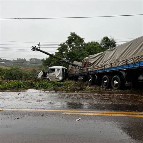 Carreta Sai Da Pista E Atinge Poste Na Sc 163 Em Smoeste