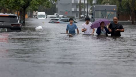 အမေရိကန်နိုင်ငံ၊ ဖလော်ရီဒါမှာ ဟာရီကိန်းမုန်တိုင်းတွေ တိုက်ခိုက်ခံရပြီးနောက် ဘက်တီးရီးယားကူးစက်ဖ