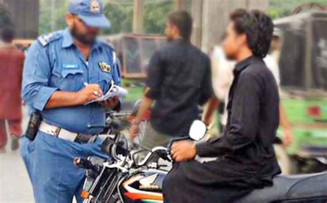 کم عمر ڈرائیور بغیر ہیلمٹ موٹرسائیکل چلانے والوں کیخلاف کریک ڈاؤن