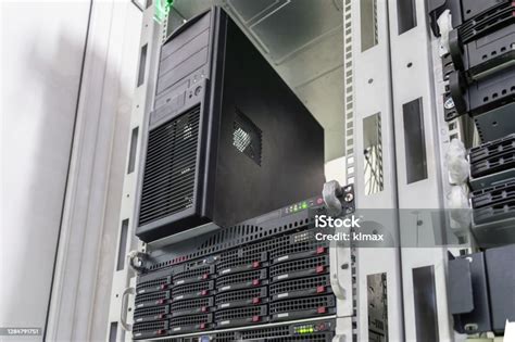 데이터 센터 랙에는 대형 서버 컴퓨터 시스템 장치가 있습니다 데이터 센터 컴퓨팅 장비 인터넷 공급자의 호스팅 플랫폼입니다 0명에 대한 스톡 사진 및 기타 이미지 Istock