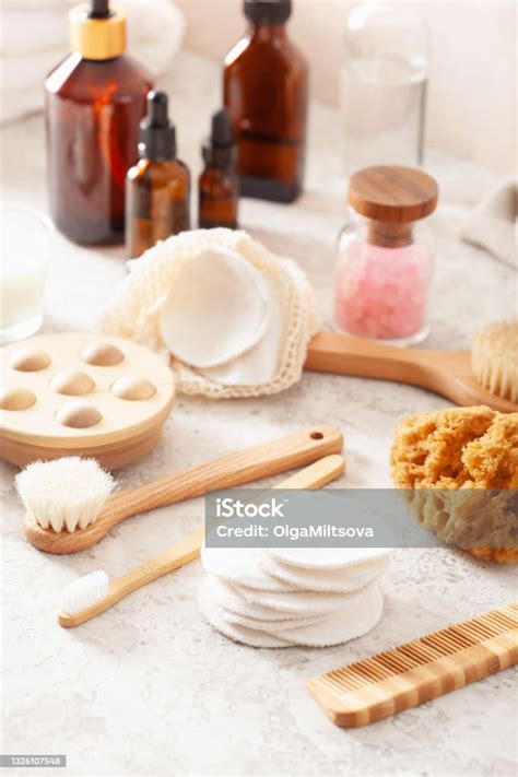 제로 폐기물 환경 친화적 인 위생 욕실 개념 나무 칫솔 비누 재사용 가능한 패드 브러쉬 화장품 0에 대한 스톡 사진 및 기타 이미지 Istock