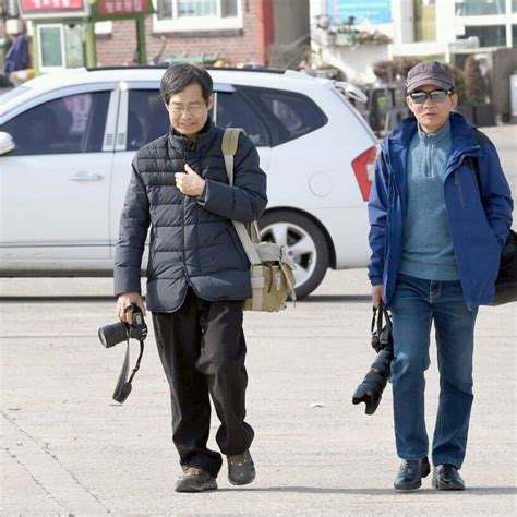 국립현대미술관 홍순명 작가의 의 이야기는 작가가 어린 시절 바다에서 익사할 뻔했던 기억에서부터 시작합니다 작가는 죽기 직전의 다급한 순간 넘실대는 수면의 안팎을