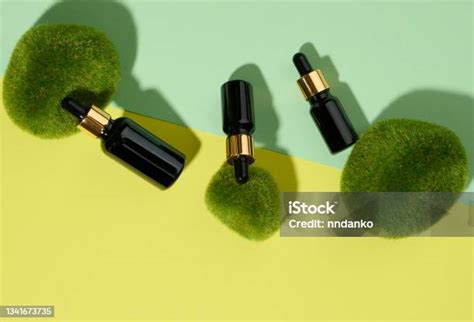 이끼 조각과 녹색 노란색 배경에 파이펫유리 화장품 갈색 병 화장품 Spa 브랜딩 모형 탑 뷰 0명에 대한 스톡 사진 및 기타 이미지 Istock