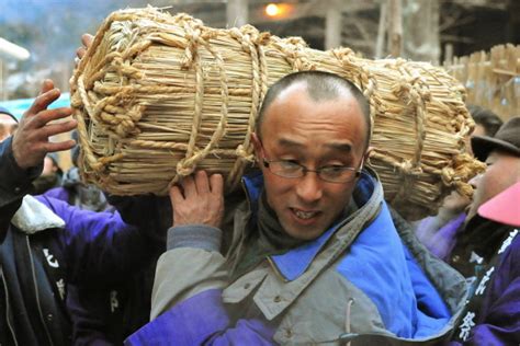 裸の男たちが凍った川で水を浴び炎の上で叫ぶ「蘇民祭」現地取材～争奪編～ Gigazine