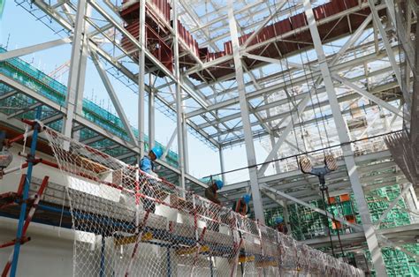 强县域 看发展甘肃电投张掖电厂21000兆瓦燃煤机组扩建项目4号锅炉主体板梁顺利吊装