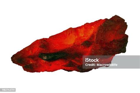 흰색 배경에 고립 된 빨간색 뜨거운 석탄 바 흰색 클로즈업에 고립 된 붉은 불타는 석탄 광산 전력 및 연료 산업을 위한 불에
