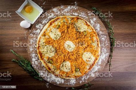 투피리 치즈 오레가노 올리브 토마토 소스를 곁들인 맛있는 치킨 피자 0명에 대한 스톡 사진 및 기타 이미지 0명 레스토랑