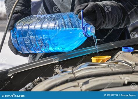 Enchendo Um Tanque Da Arruela Do Para Brisa De Um Carro Pelo Fim Do