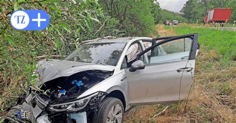 Schwerer Unfall Auf B87 Bei Beilrode Auto Prallt Gegen Baum