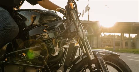 가죽 가죽 장갑 거리 검은 자전거 고속 진행 교통 그림자 다이나믹한 도로 도시의 라이더 라이딩 라이프스타일 모터 모터바이크 모터사이클 모터사이클