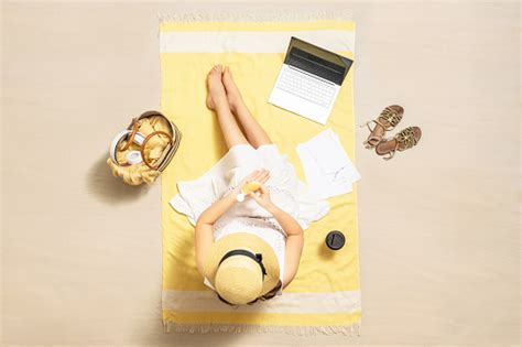 사업가 프리랜서는 모래 해변의 비치 타월에 앉아 그래픽과 차트와 노트북에서 작업 피부에 자외선 차단제를 적용 여름 위쪽 보기 35 39세에 대한 스톡 사진 및 기타 이미지