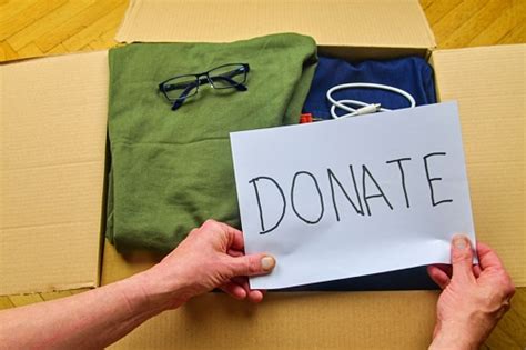 텍스트 기부를 들고 사람의 손으로 기부 개념 다른 사람들과 물건을 주고 나눠준다 Charitable Foundation에 대한