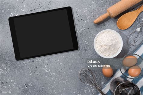 재료 베이킹 및 빈 화면과 태블릿을위한 도구와 회색 테이블에 텍스트 또는 이미지를위한 장소 레시피 요리책 요리 과정 온라인 템플릿 오븐에 굽기에 대한 스톡 사진 및 기타