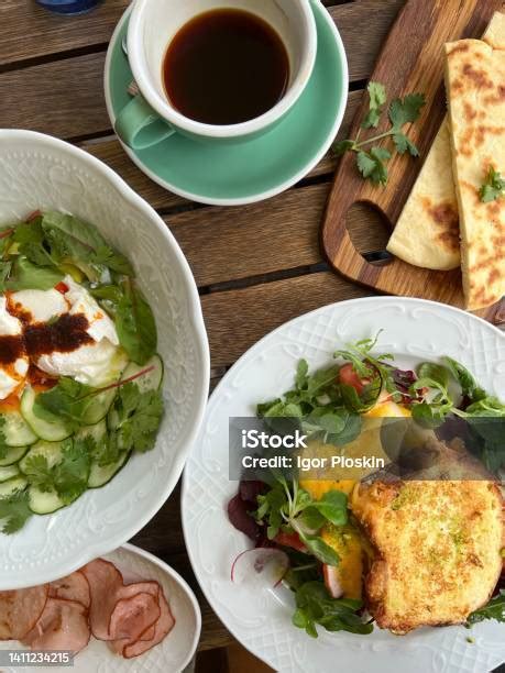 나무 테이블 꼭대기 전망에 커피와 함께 카페에서 아침 식사 0명에 대한 스톡 사진 및 기타 이미지 0명 건강한 식생활 고기 Istock