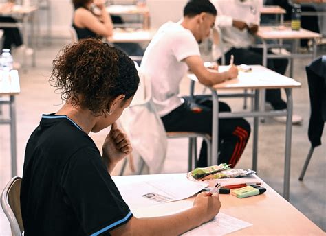 重磅！今年学签拦腰砍半！印度留学生骤减86！华人拿卡好时机！工作要求许可