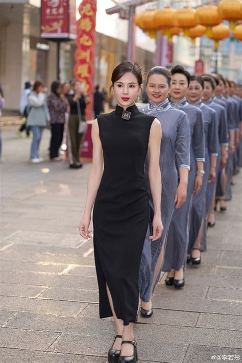 57歲女星合體同齡婦女齊着旗袍似母女 透視大露背fit到爆仲有川字肌 事事如意生活網站