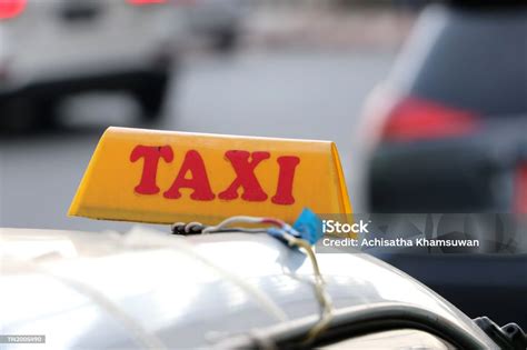 택시 빛 기호 또는 택시 거리에 자동차 지붕에 빨간색 텍스트와 노란 색 배경 흐리게 표시 거리에 대한 스톡 사진 및 기타 이미지 거리 계급 관광 Istock