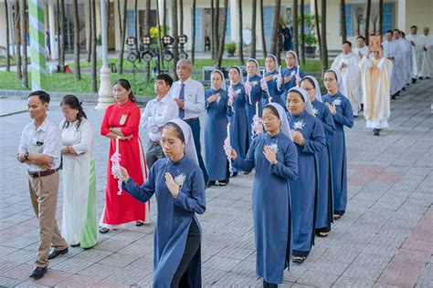 Niềm Vui Gia Đình Và Hành Trình Dâng Hiến Hội Dòng Mến Thánh Giá Huế