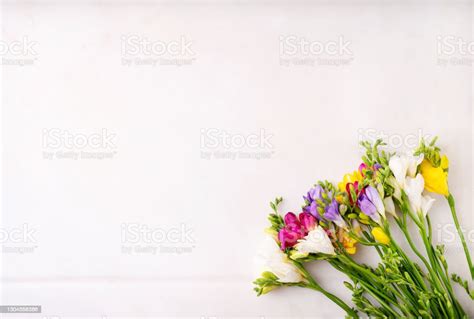 흰색 배경에 고립 된 다채로운 야생화 행복한 부활절 개념 공간을 복사합니다 위쪽 보기 0명에 대한 스톡 사진 및 기타 이미지