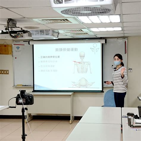 郭葉珍 今天寫了一篇文章談到我痛了二十年的「肩夾擠症候群」，透過系上吳君黎教授的介紹，找了物理治療師教我動作，每每