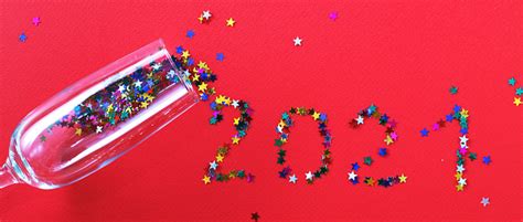붉은 배경에 비문 2021의 형태로 흩어져 별 모양의 스팽글 샴페인 유리 배너 2021년에 대한 스톡 사진 및 기타 이미지