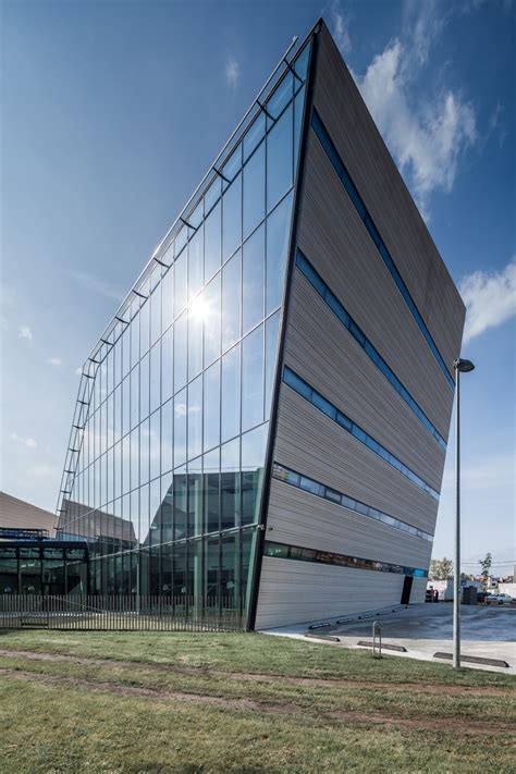 کتابخانه دانشگاه ویلنیوس لیتوانی با نمای شیشه ای نگین جام کتابخانه