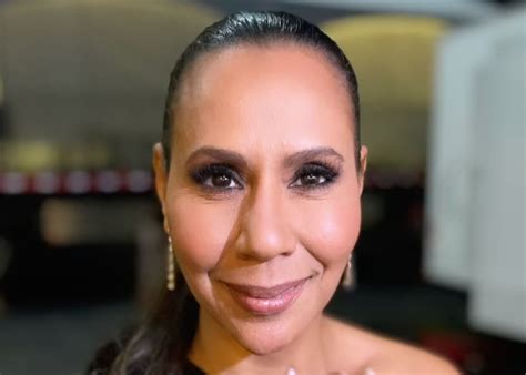 Isabelle Racicot Fait Sensation Dans Cette Robe Noire Asymétrique Pour La Fête Du Canada