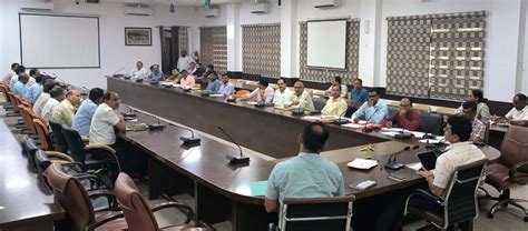 Prayagraj News जिलाधिकारी की अध्यक्षता में 50 लाख रूपये से अधिक की