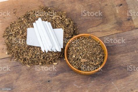 나무 테이블에 담배와 담배 0명에 대한 스톡 사진 및 기타 이미지 0명 건강관리와 의술 금지됨 Istock