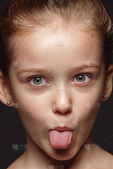 一个情绪激动的小女孩的特写 花瓣网