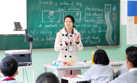 为何学生 大学科老师中英语老师大多漂亮多金 听力课堂