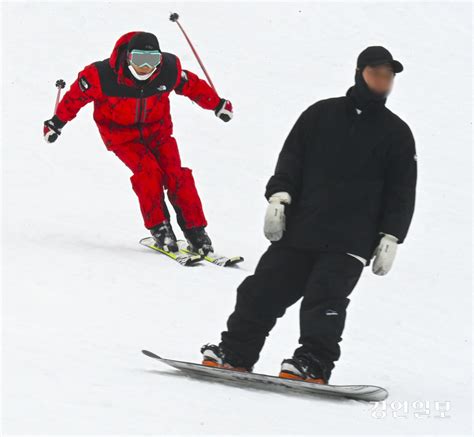 포토 대설 앞두고 설원 누비는 스키어와 스노보더