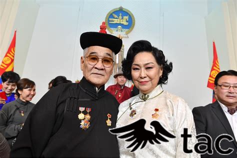 Хөдөлмөрийн баатар Н Сувд нэрээ бэлэгдэж сувдан цагаан дээлээр гангарчээ ТАС МН