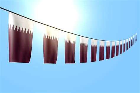 아름다운 애국가 날 플래그 3d 일러스트 부드러운 초점과 파란색 하늘 배경에 문자열에 대각선 매달려 많은 카타르 플래그 또는