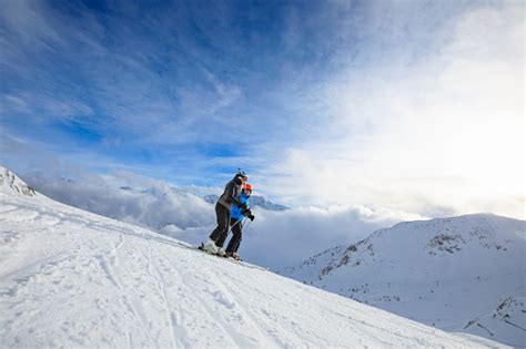아마추어 윈터 스포츠 알파인 스키 화창한 스키 리조트에서 스키를 타는 친구 여성과 남자 눈 스키어 높은 산 눈 풍경 알프스 산 유럽 이탈리아 2명에 대한 스톡 사진 및 기타