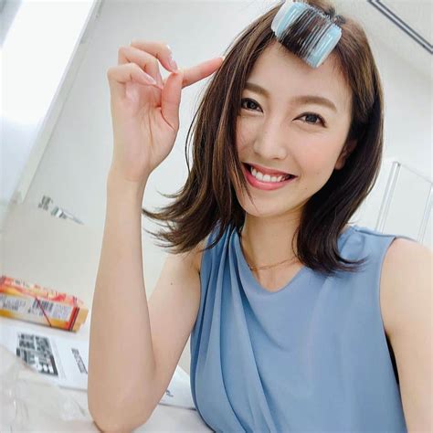小澤陽子さんのインスタグラム写真 小澤陽子instagram「𝚊𝚝 𝚠𝚘𝚛𝚔☻ だいたい、巻いてマス。💇🏼‍♀️ あまりにも本番直前
