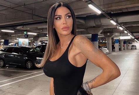 Guendalina Tavassi Ritoccata Anche La Foto Del Passaporto Radio 105