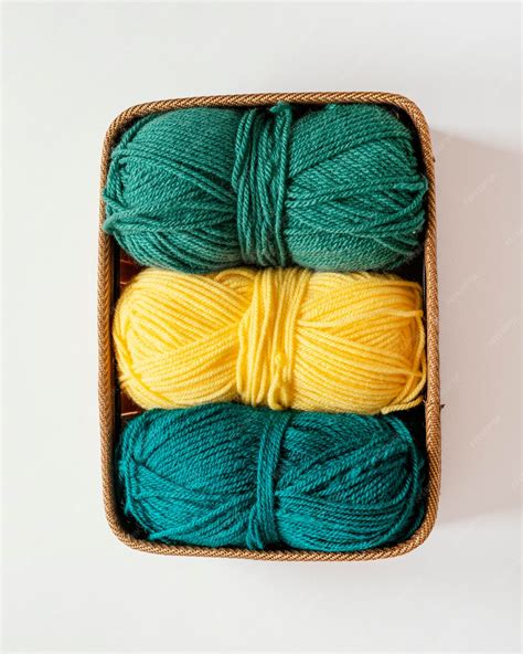 바구니에 뜨개질 바늘과 양모 무료 사진