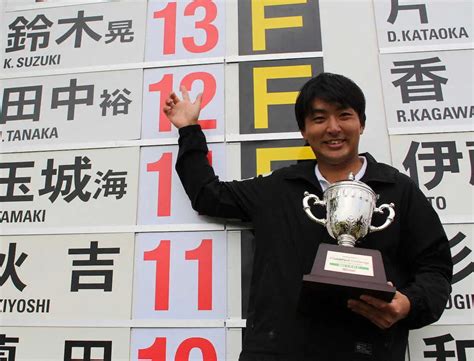 通算13アンダーで下部ツアー初勝利を挙げた鈴木晃はボードの前で笑顔 ― スポニチ Sponichi Annex スポーツ