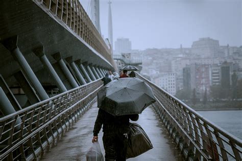 大雨中的撐傘人 Medium
